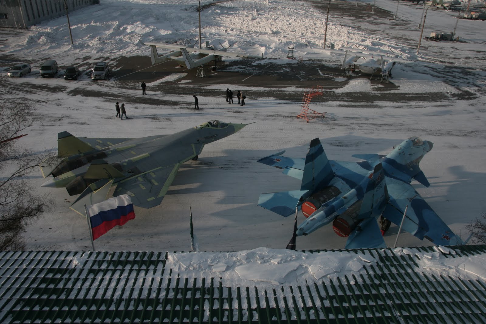 Novas imagens do PAK-FA (e ao lado de um Sukhoi Su-35UB Flanker ...