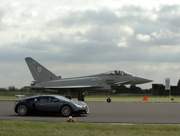 VÍDEO: Bugatti Veyron vs Eurofighter Typhoon – Cavok Brasil