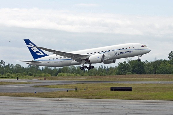 Primeiro Boeing 787 Dreamliner equipado com motores General Electric ...