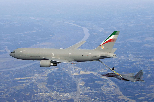 Itália informa que receberá suas duas primeiras aeronaves Boeing KC-767 ...