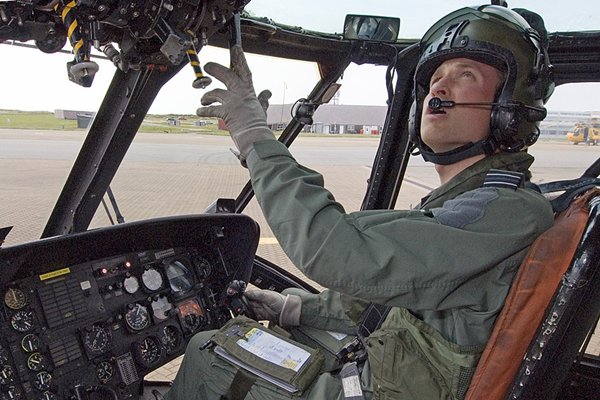 Príncipe William completa com sucesso seu treinamento para pilotar ...