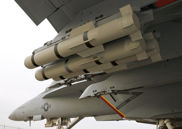 Equipe Raytheon-Boeing completa lançamento de mísseis JAGM durante ...