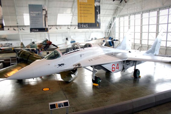 Paul Allen, do Flight Heritage Collection, adquire o MiG-29UB civil ...