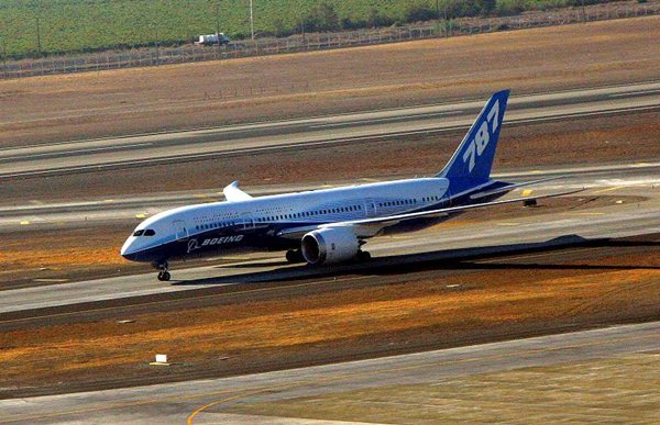 Boeing 787 Dreamliner pousa em Santiago para primeira apresentação no ...