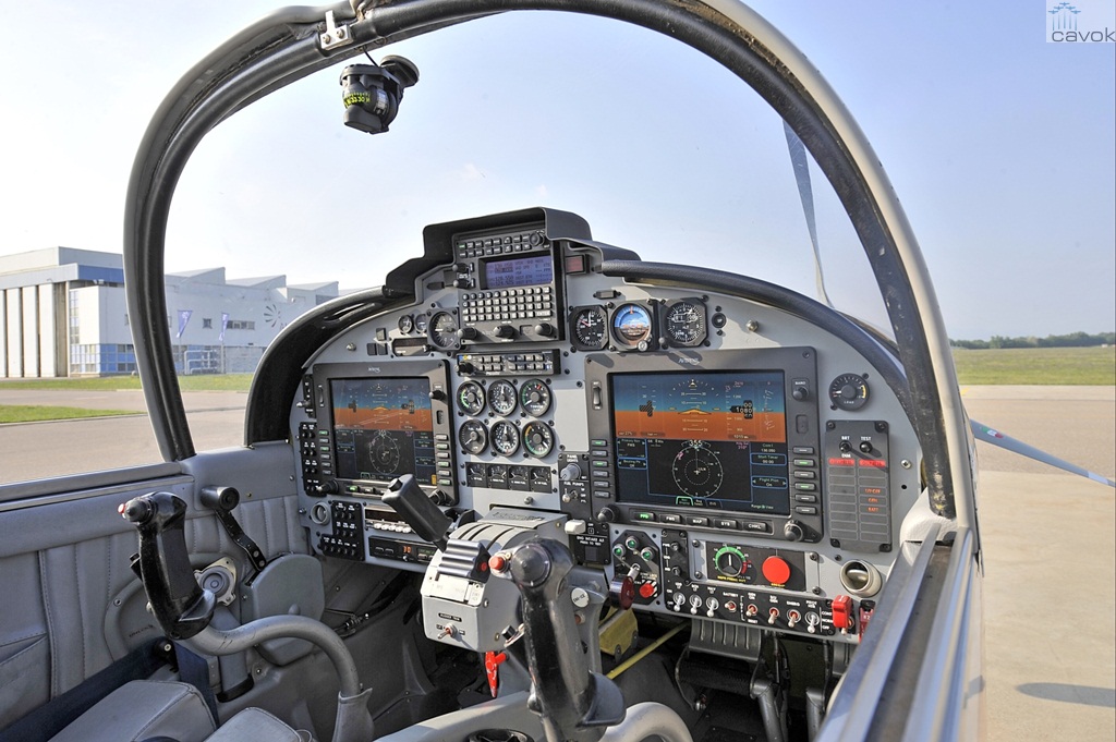 IMAGENS: Nova versão do treinador Alenia Aermacchi SF-260 com cockpit digital completa primeiro ...