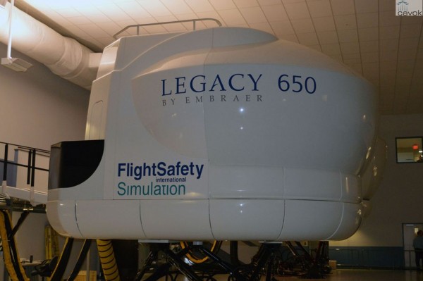 Simulador de voo do Legacy 650 da Embraer operado pela Flightsafety é ...