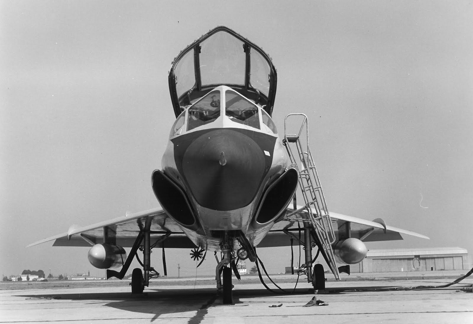 AERONAVES (QUASE) FAMOSAS: Convair TF-102A Delta Dagger