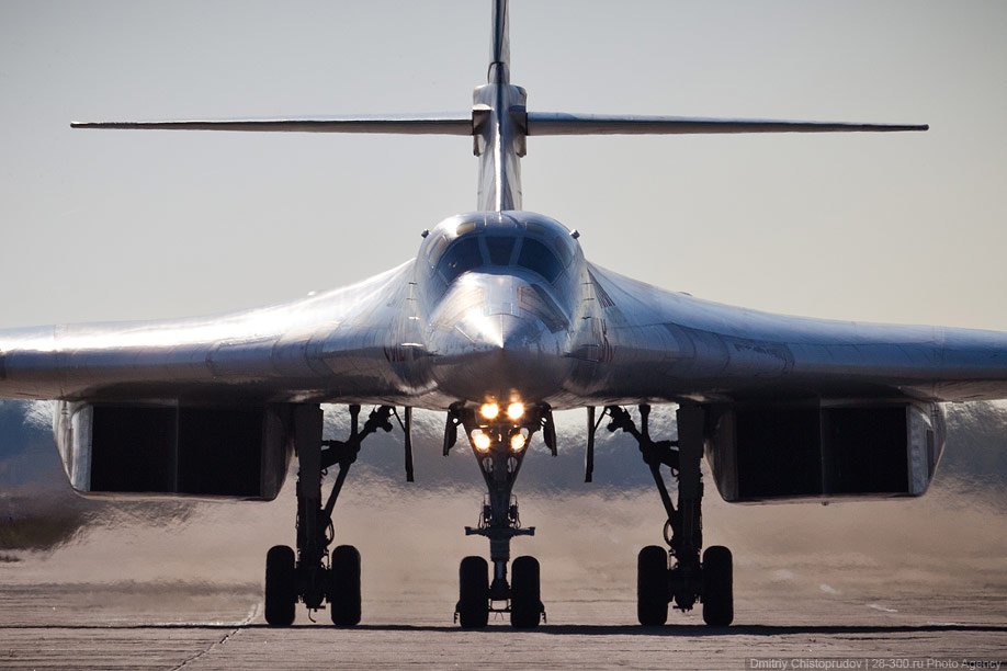 Retomada da produção em série do bombardeiro estratégico Tupolev Tu-160 ...