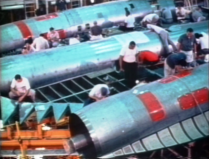 Técnicos da Lockheed trabalham na fabricação de um A-12 nas instalações ...