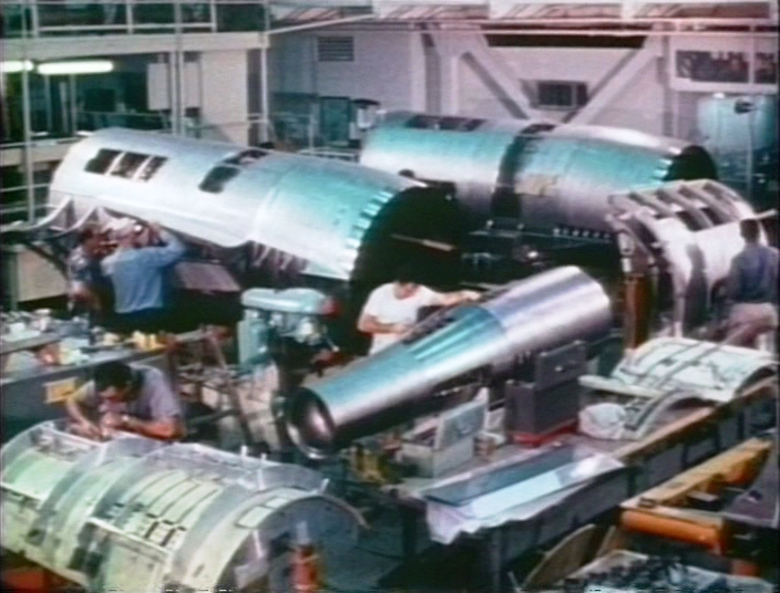 Técnicos da Lockheed trabalham na fabricação de um A-12 nas instalações ...