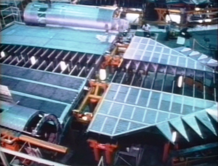 Técnicos da Lockheed trabalham na fabricação de um A-12 nas instalações ...