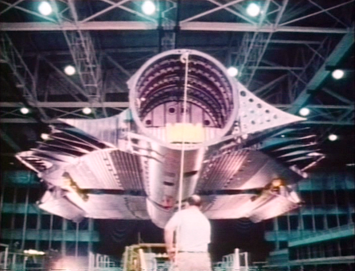 Técnicos da Lockheed trabalham na fabricação de um A-12 nas instalações ...