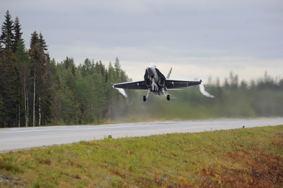 VÍDEO: Caças F/A-18 Hornet finlandeses demonstram capacidade de decolar ...