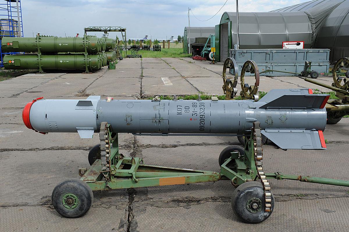 Caças MiG-29SMT lançam bombas inteligentes KAB-500 durante exercício ...