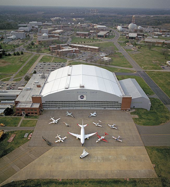 IMAGEM: NASA “protege” 13 Raptors em um hangar durante passagem de ...