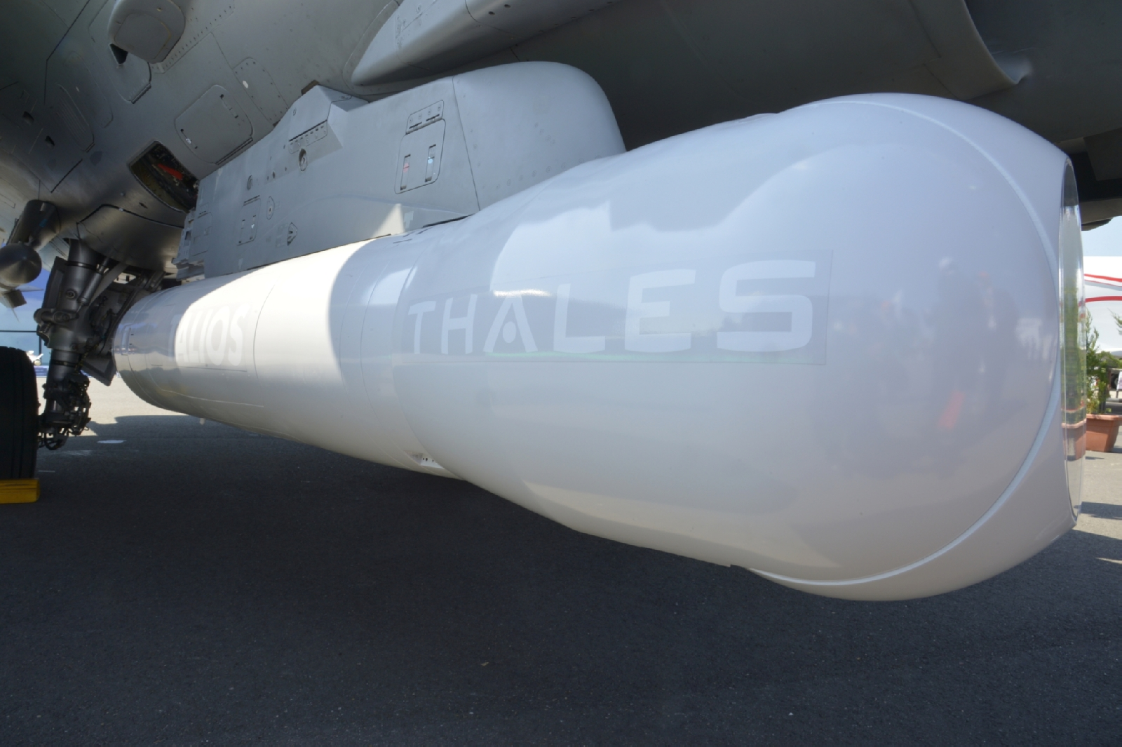 Thales realiza com sucesso primeiro voo do pod TALIOS em um Rafale ...