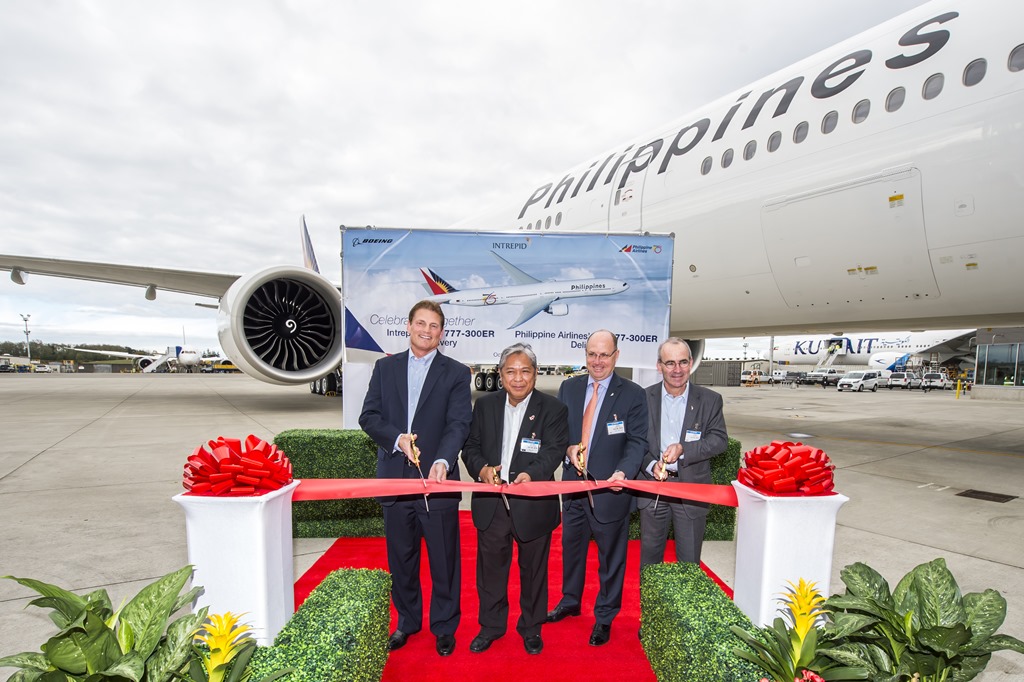 Boeing e Intrepid Aviation celebram entrega de 777-300ER para a ...