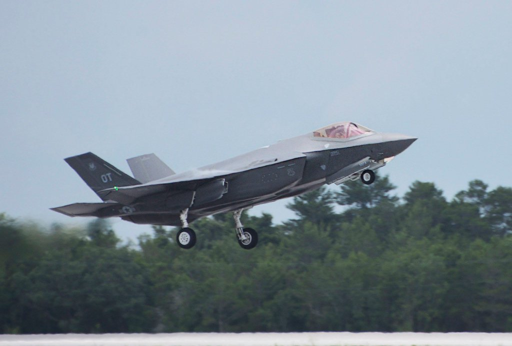 Jatos QF-16s são usados para testar os F-35s contra pods de ...