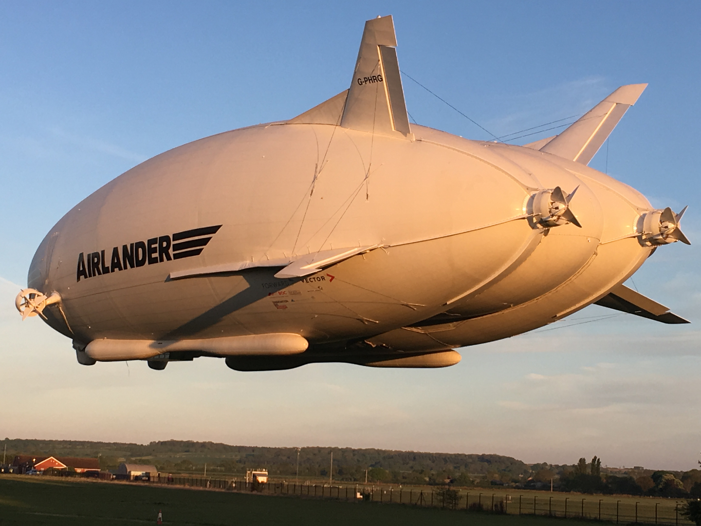 IMAGENS: Airlander 10 volta a voar – Cavok Brasil