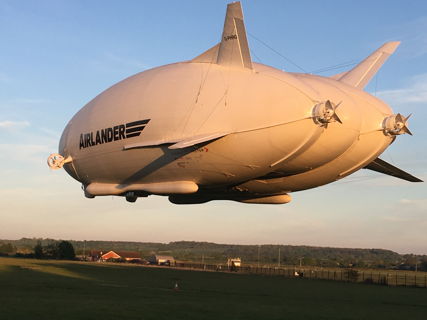 IMAGENS: Airlander 10 volta a voar – Cavok Brasil