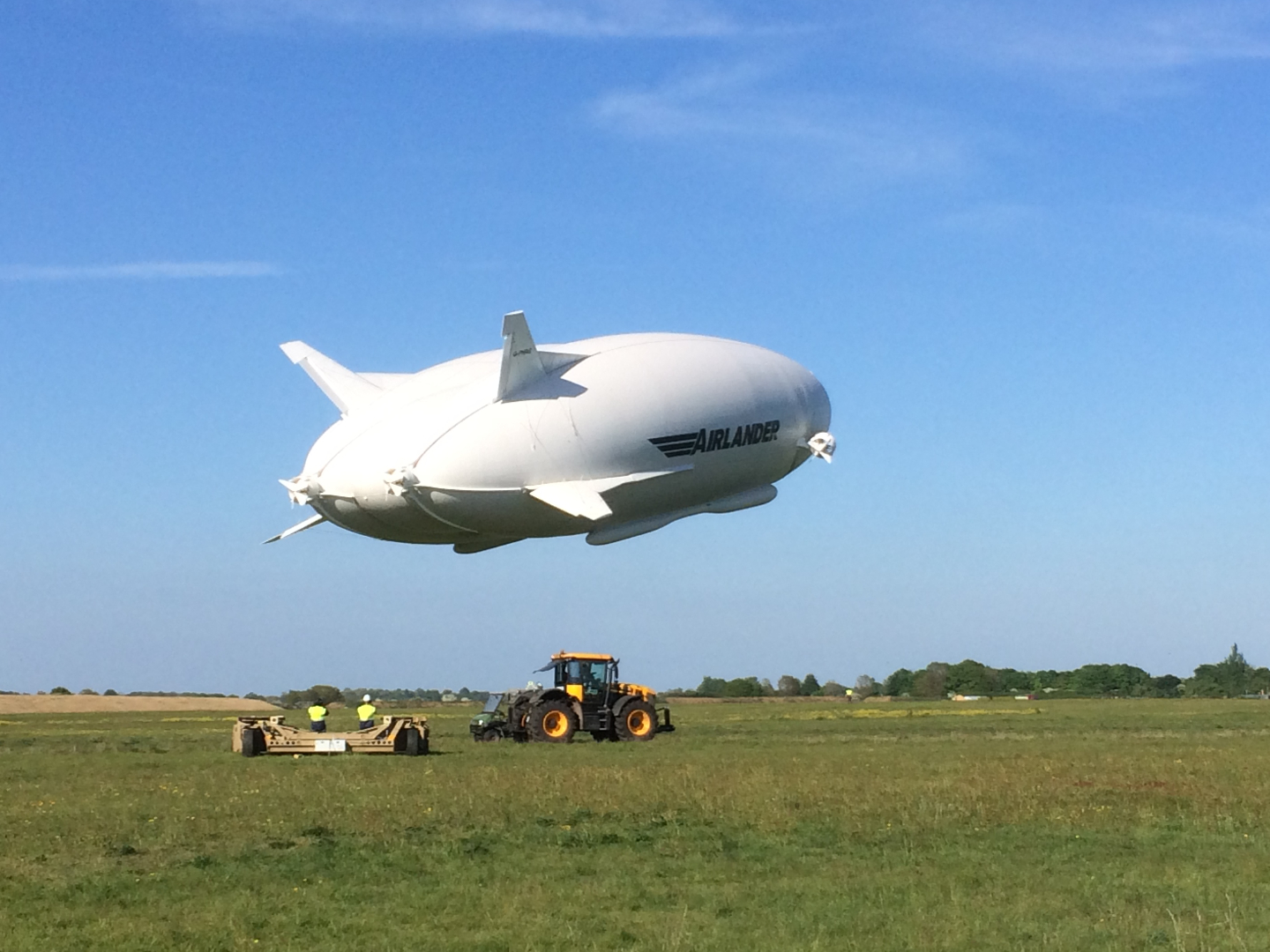 IMAGENS: Airlander 10 volta a voar – Cavok Brasil