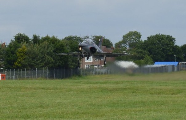 Novo jato demonstrador de conceito Advanced Hawk voa pela primeira vez ...