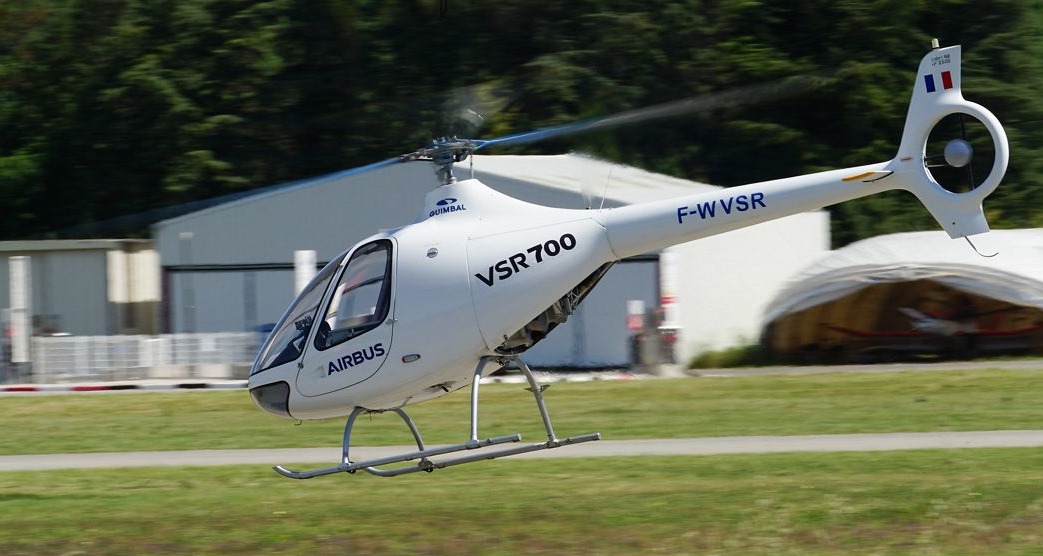 Demonstrador do helicóptero opcionalmente tripulado VSR700 realiza ...