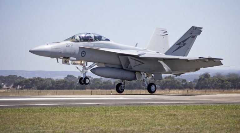 RAAF recebe todas suas 12 aeronaves de ataque eletrônico EA-18G Growler ...