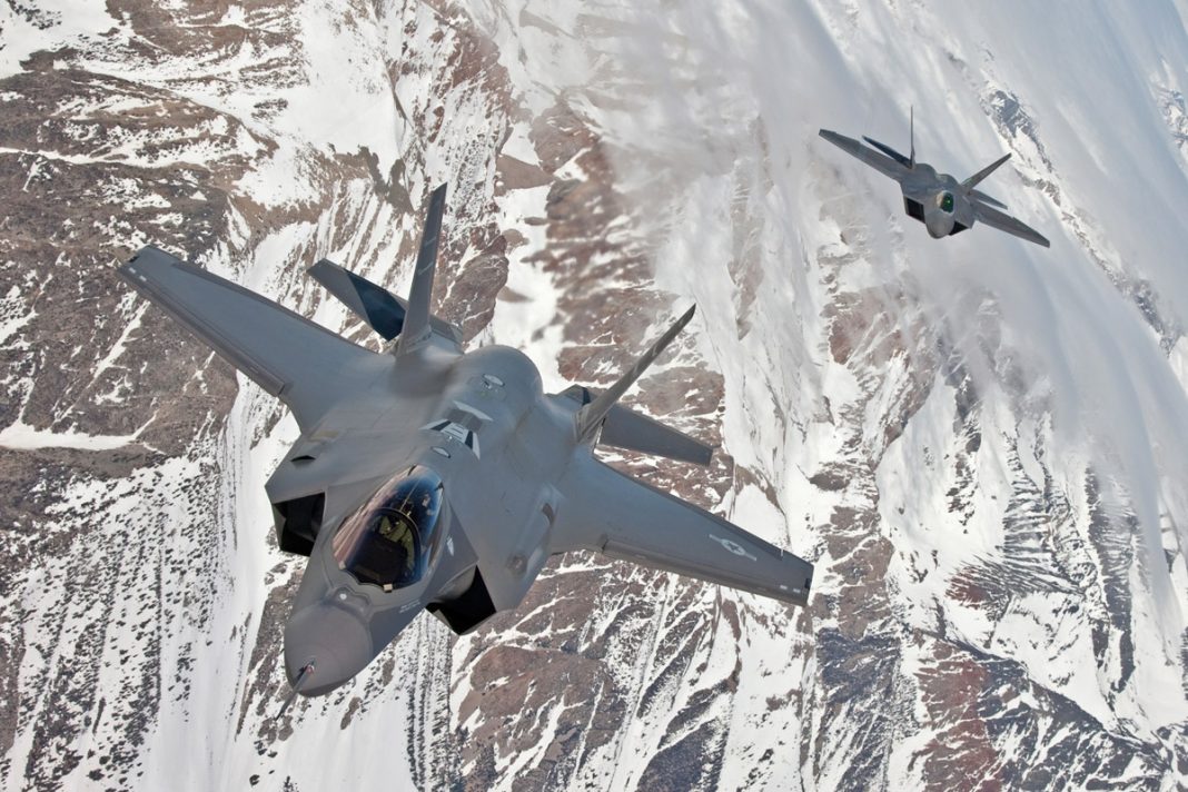 EUA consideram implantar caças F-22 e F-35B de forma rotativa na ...