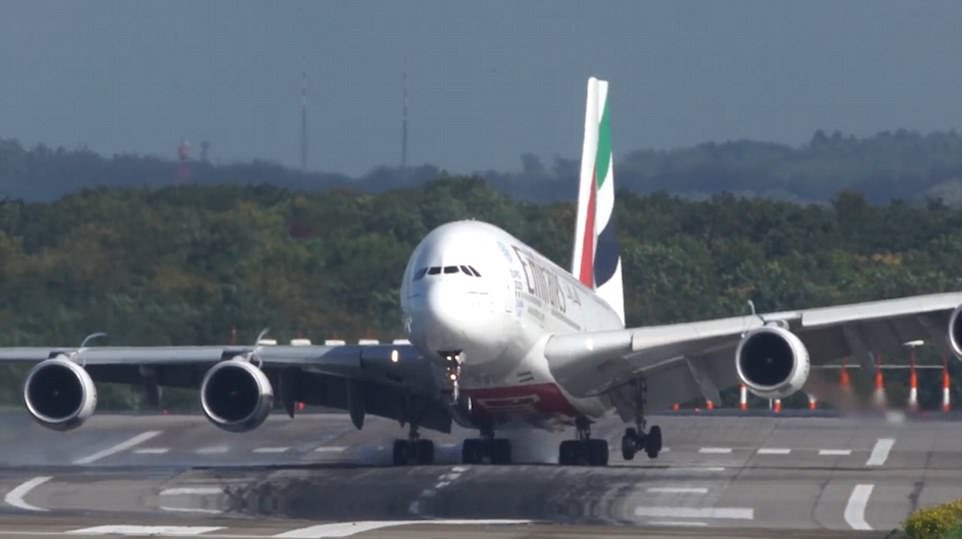 VÍDEO: Impressionante pouso do Airbus A380 da Emirates com vento ...