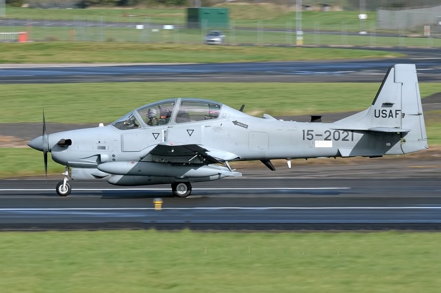 Duas primeiras aeronaves A-29 Super Tucano do Líbano são fotografadas ...