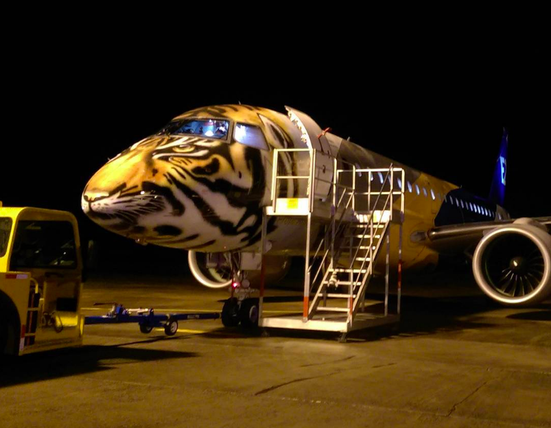 IMAGENS: Embraer 190-E2 “Tigre Caçador” segue para Cingapura – Cavok Brasil