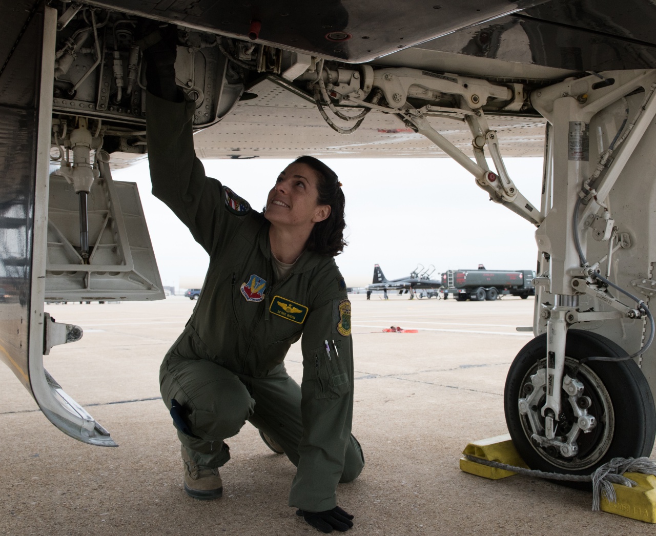 Conheça a mulher que tem como missão desafiar os pilotos de F-22 Raptor ...