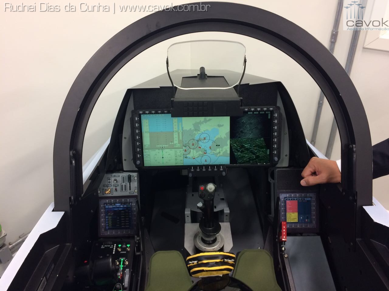 Saab apresenta simulador do Gripen E com o Wide Area Display em feira ...