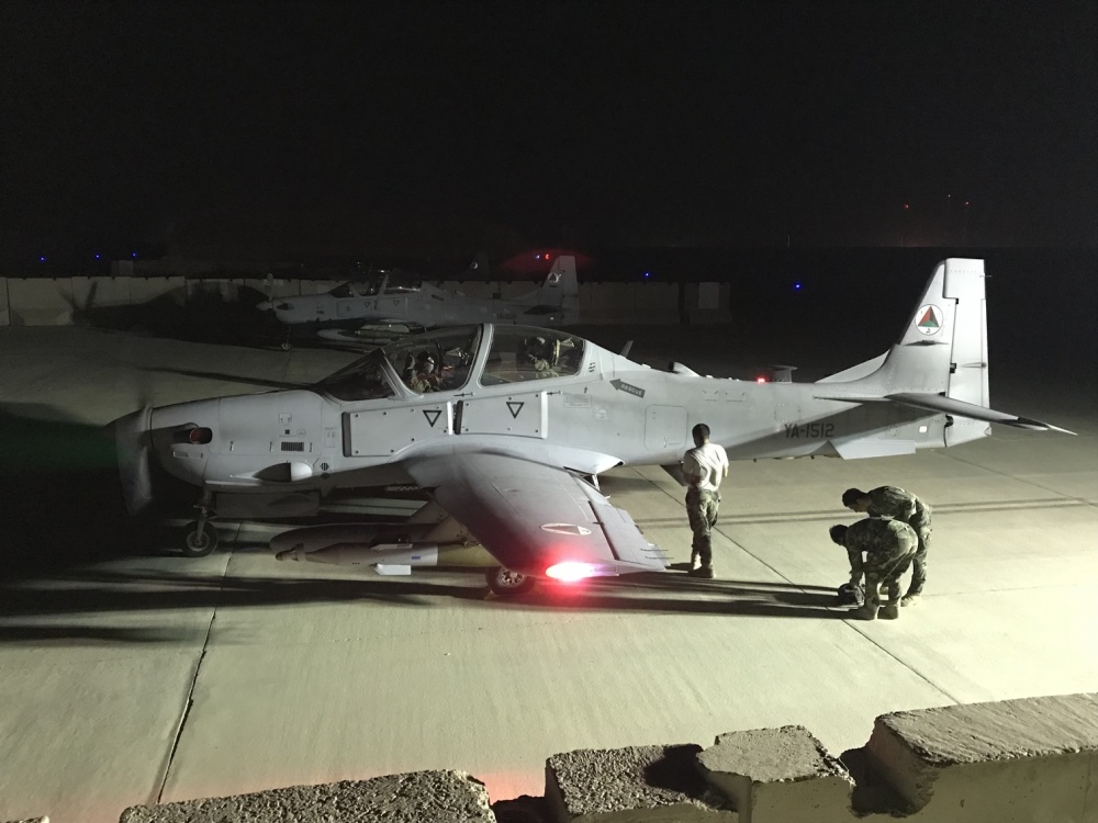 Aeronaves A-29 com armas guiadas a laser ajudam a Força Aérea Afegã no ...