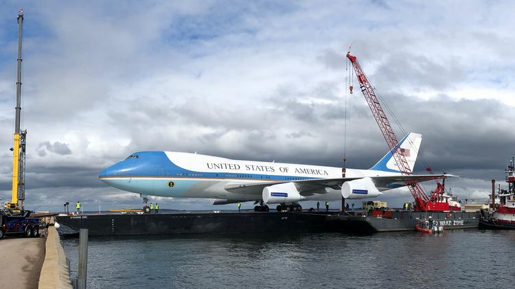 Réplica do Air Force One navega próximo de Washington e será exposta ao ...