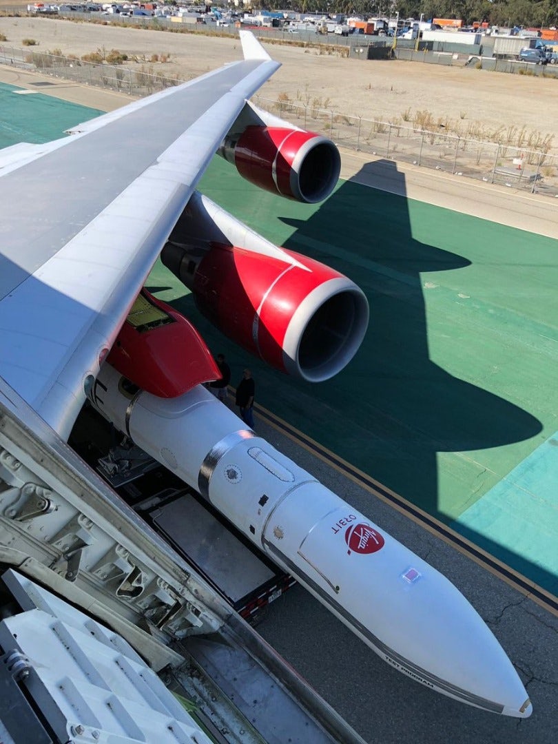 IMAGENS: LauncherOne é fixado sob a asa do Boeing 747 “Cosmic Girl” da ...