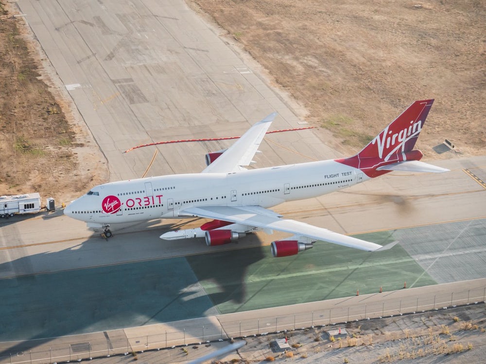 IMAGENS: LauncherOne é fixado sob a asa do Boeing 747 “Cosmic Girl” da ...