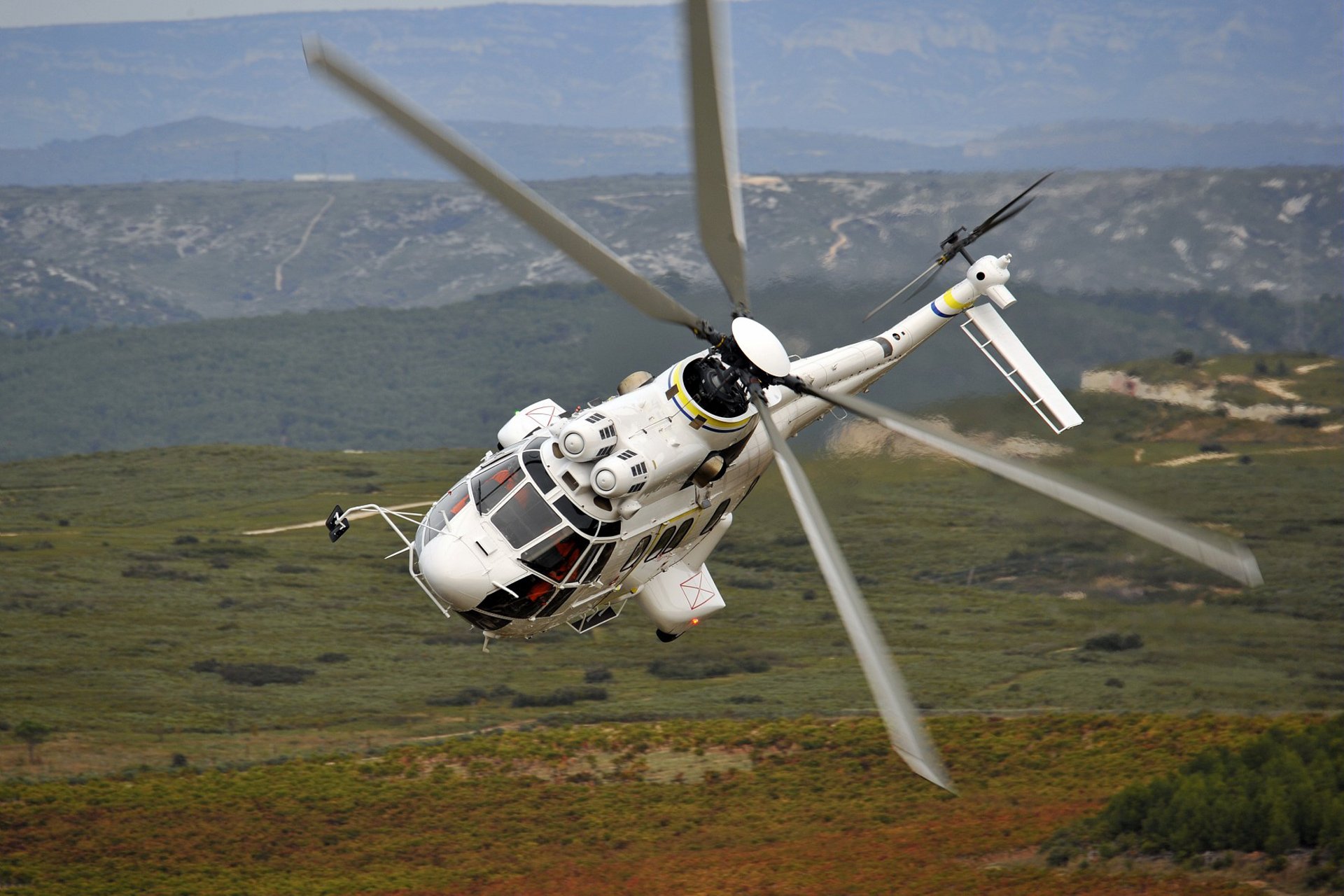 Agência da OTAN adquire novo helicóptero H215 para Força Aérea ...