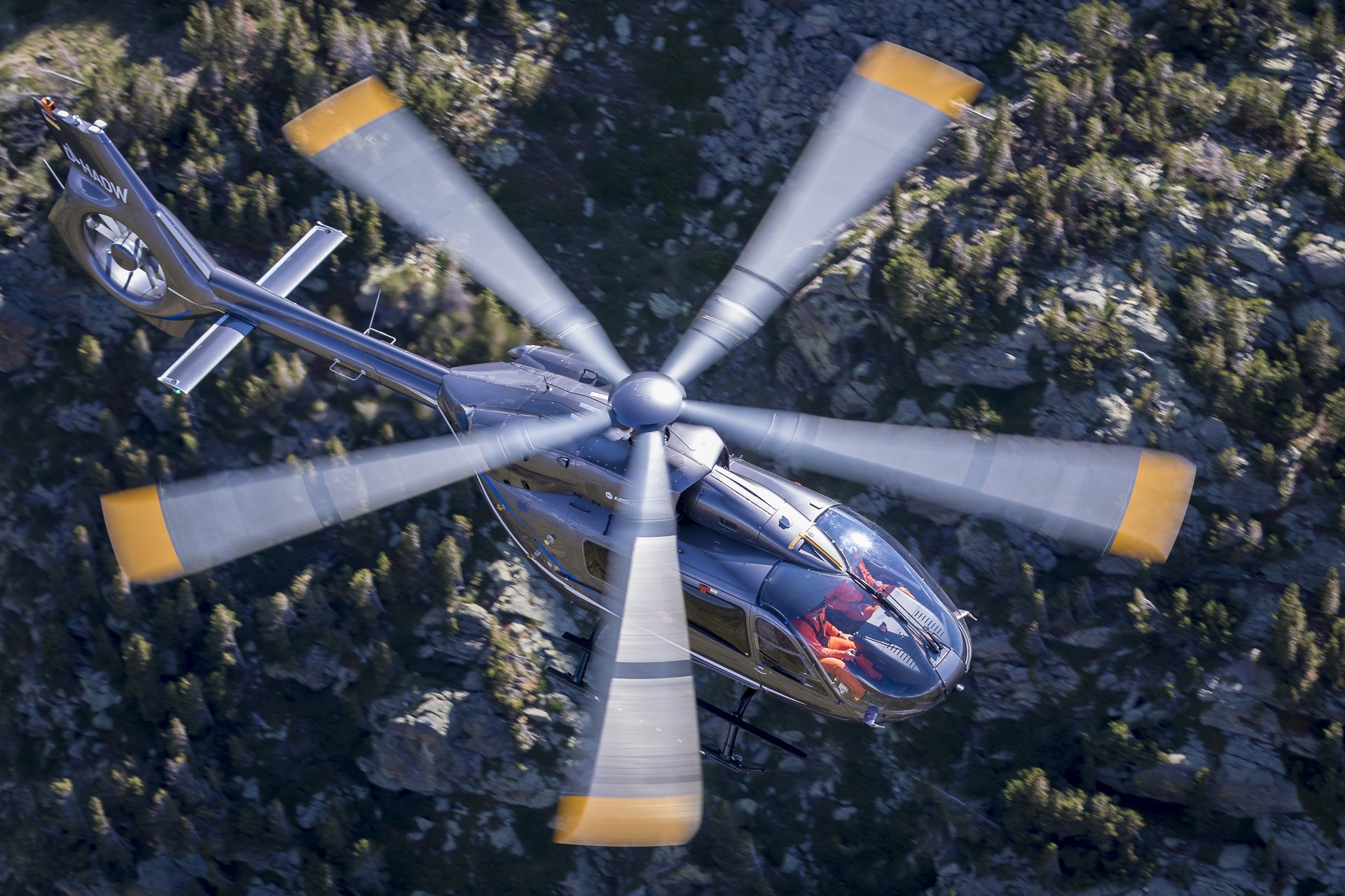 HELI-EXPO: Airbus apresenta nova versão do H145 com rotor de cinco pás ...