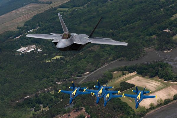 VÍDEO: Bastidores do histórico voo em formação do F-22 Raptor Demo Team ...