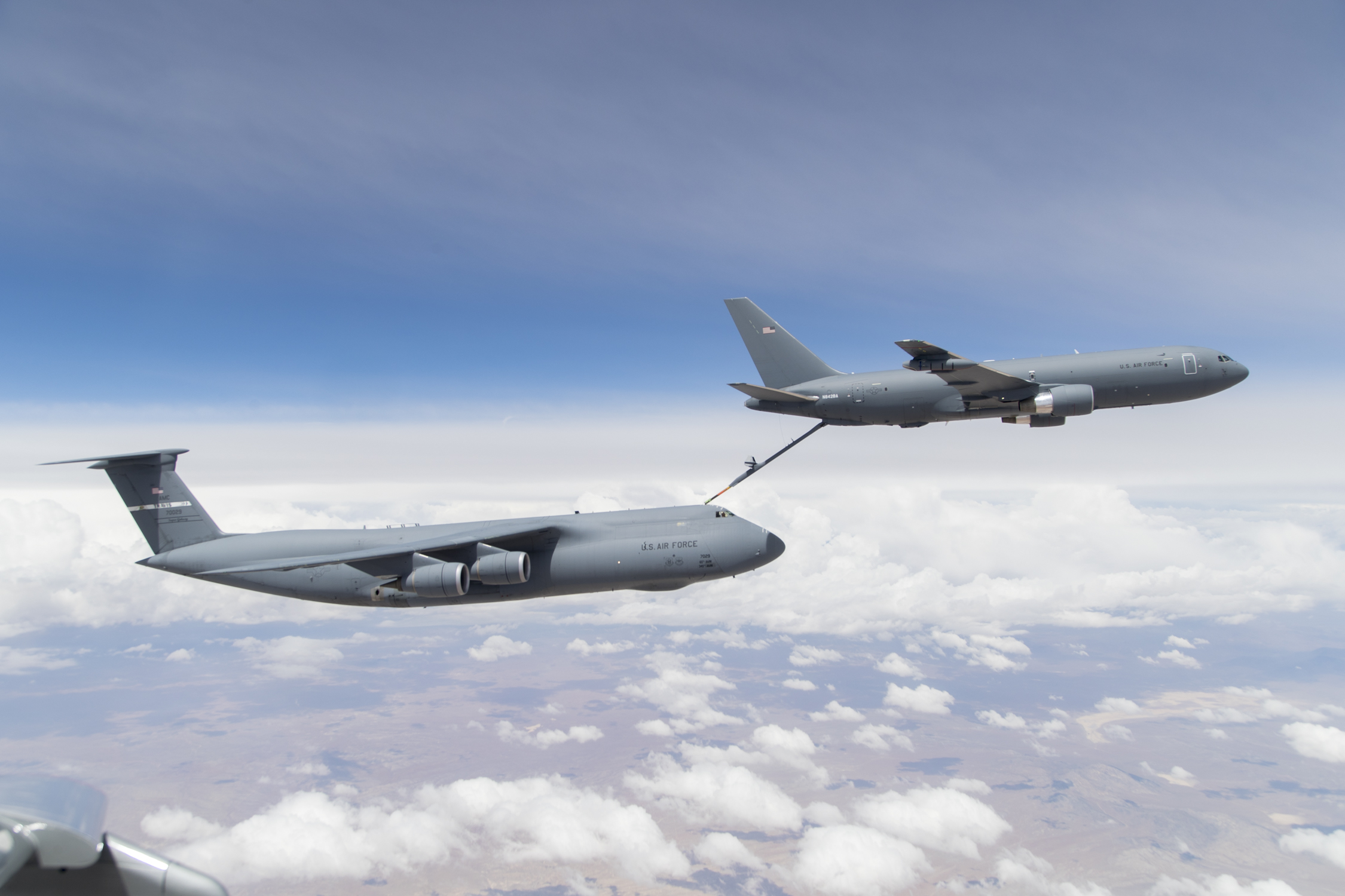 Reabastecedor KC-46 Pegasus completa primeiros testes com o C-5M Super ...