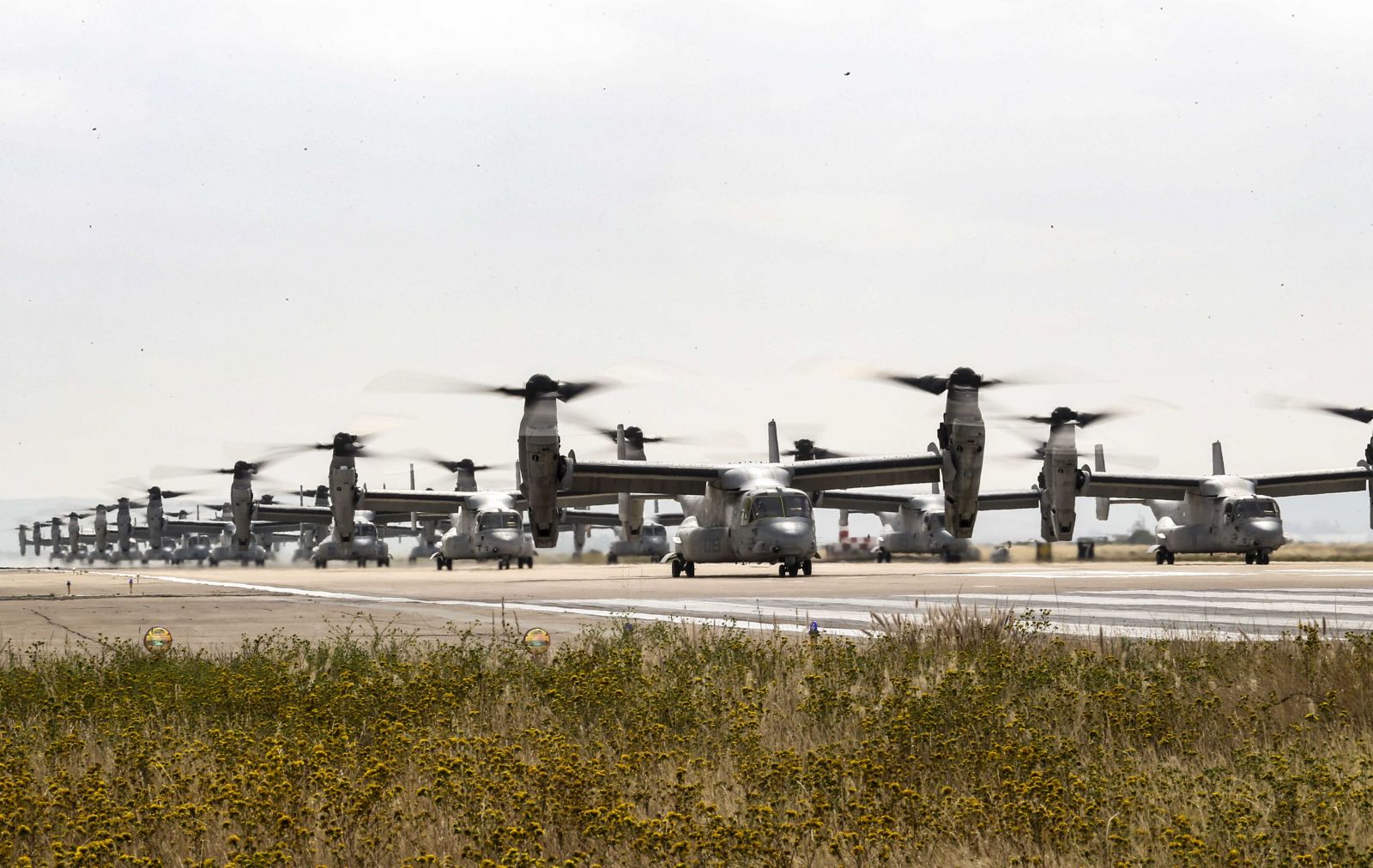 IMAGENS: USMC realiza espetacular Elephant Walk com 27 MV-22s e 16 ...