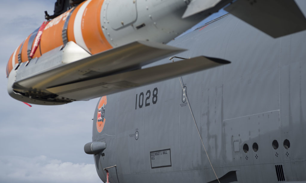 USAF testa lançamento de mina naval Quickstrike-ER a partir de B-52 ...