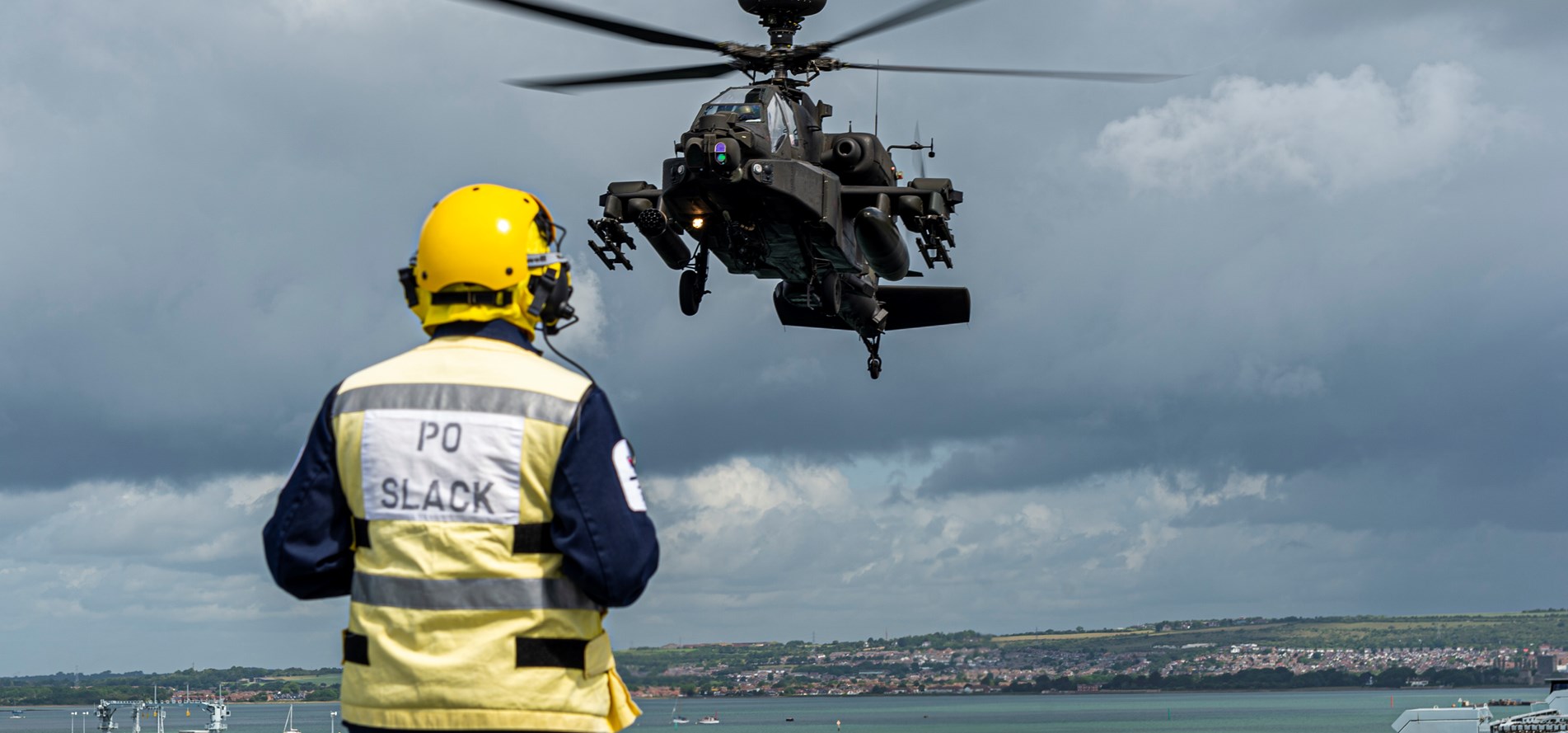 IMAGENS: Helicóptero Apache pousa pela primeira vez no porta-aviões HMS ...