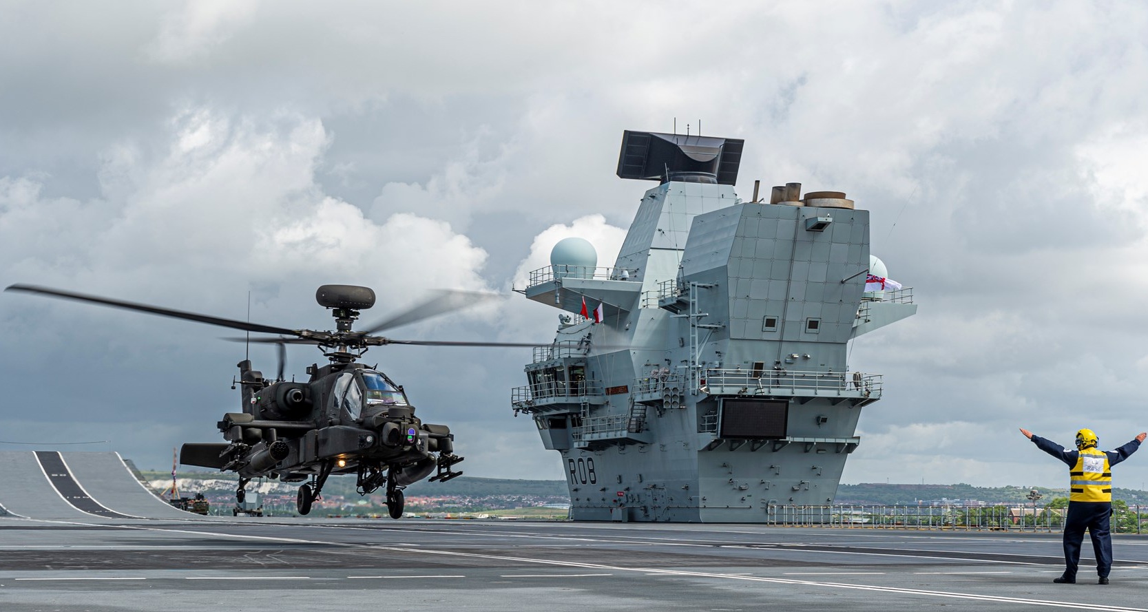 IMAGENS: Helicóptero Apache pousa pela primeira vez no porta-aviões HMS ...