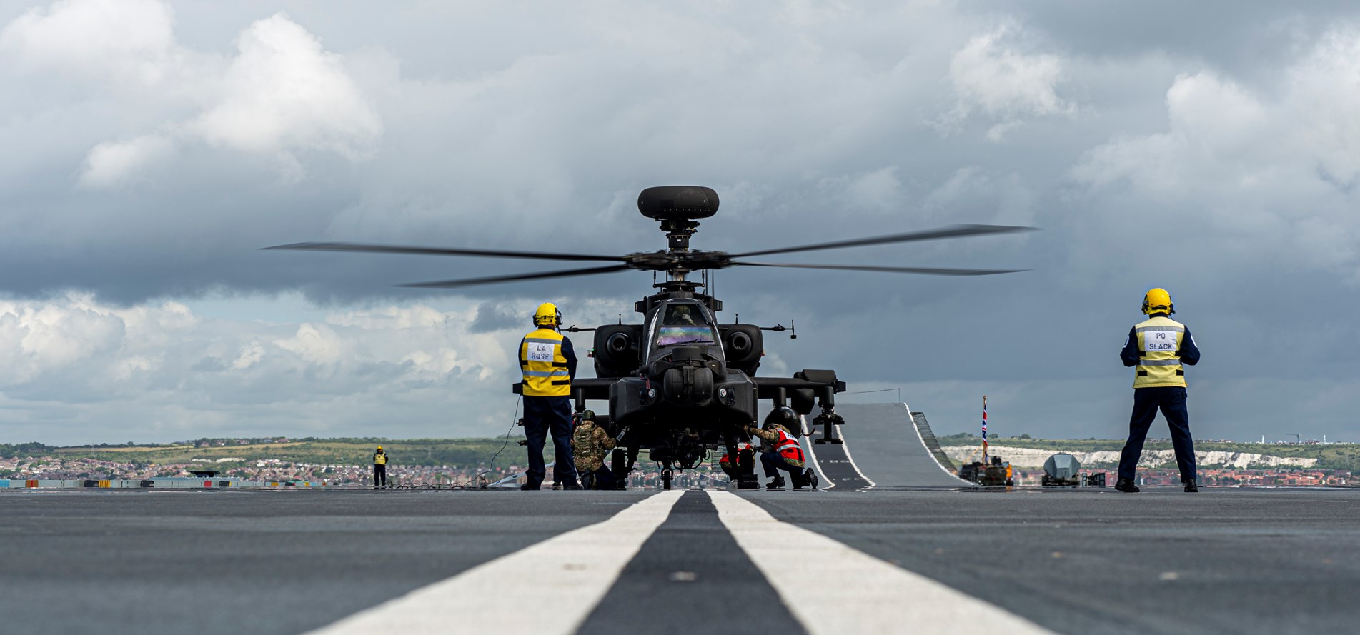 IMAGENS: Helicóptero Apache pousa pela primeira vez no porta-aviões HMS ...