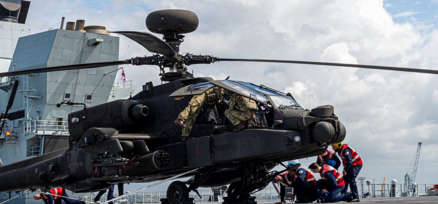 IMAGENS: Helicóptero Apache pousa pela primeira vez no porta-aviões HMS ...