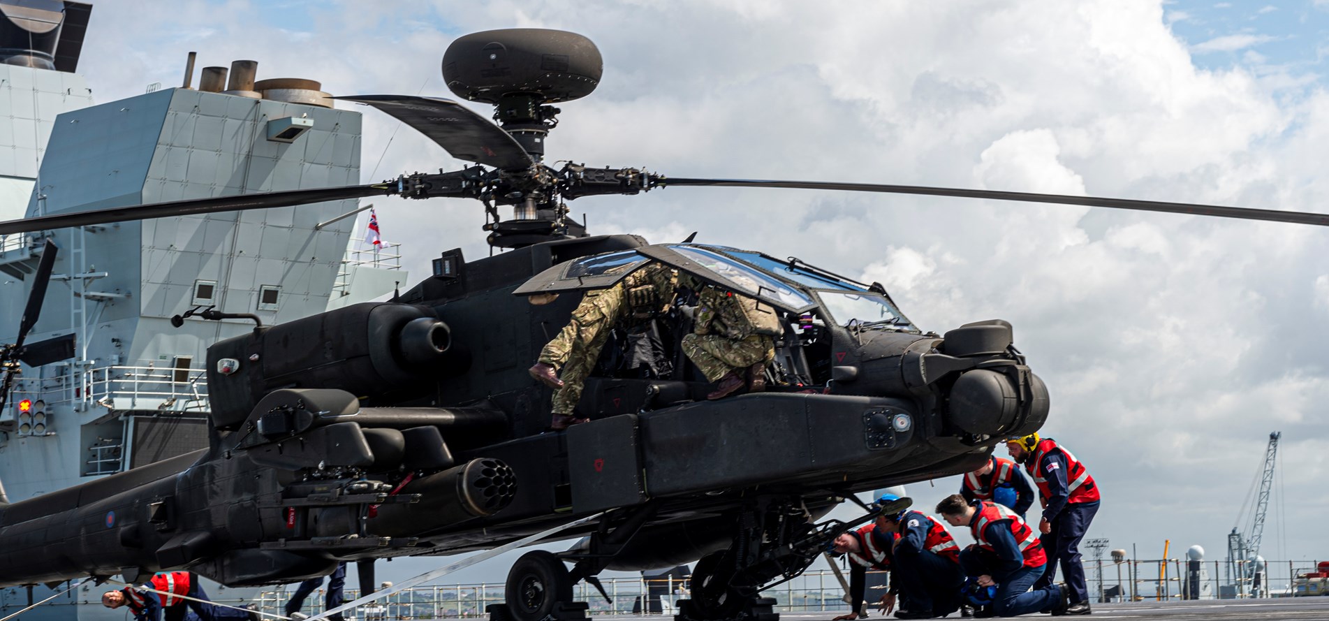 IMAGENS: Helicóptero Apache pousa pela primeira vez no porta-aviões HMS ...