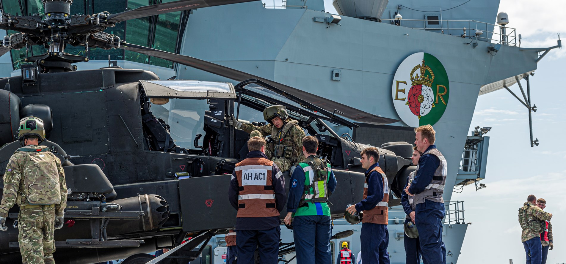 IMAGENS: Helicóptero Apache pousa pela primeira vez no porta-aviões HMS ...
